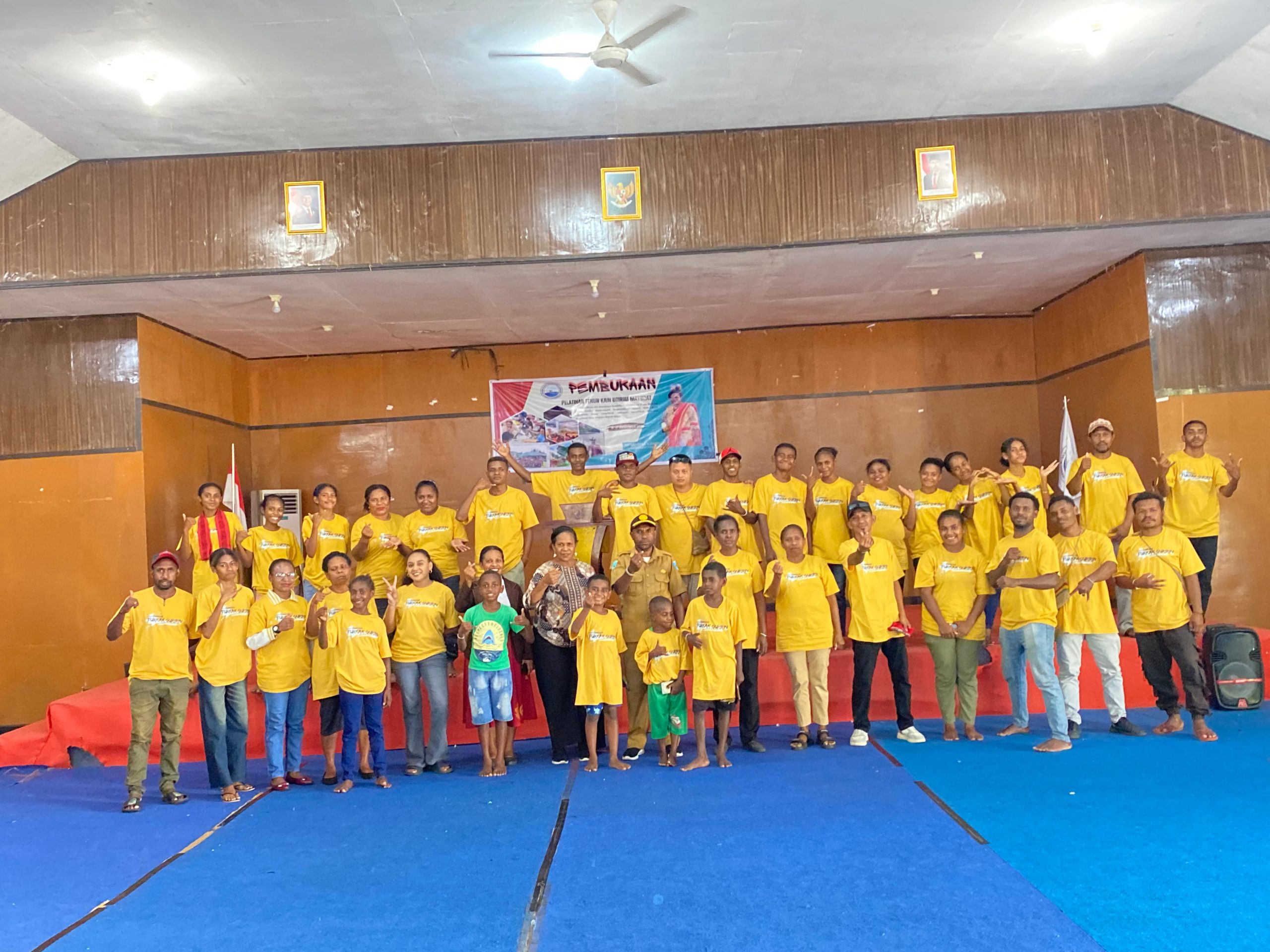 Plt Kepala Distrik Ayamaru Apilius Laurens Bless Resmi Buka Pelatihan ...